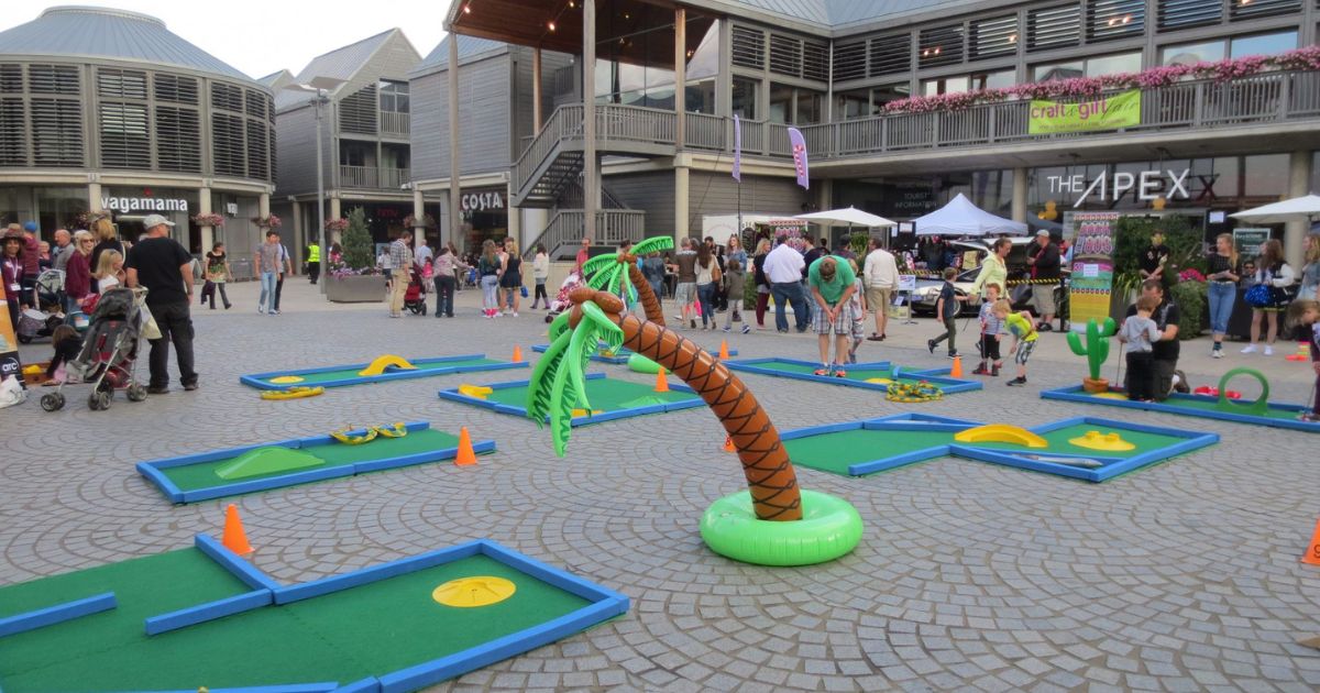 Pop up mini golf to attract shoppers